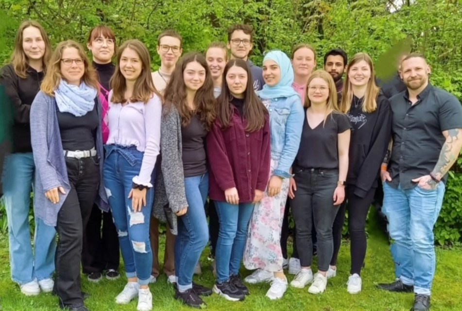 15 erfolgreiche Prüflinge: Abschluss 2024 an der Gesundheitsfachschule für PTA - bigge-online.de