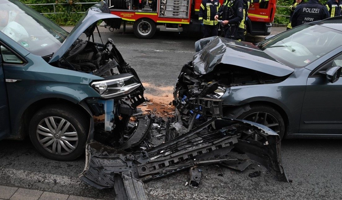 Schwerer Unfall auf der B7 in Antfeld: Beim Überholen in den Gegenverkehr - bigge-online.de